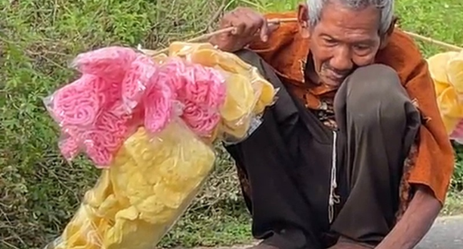 Campaign - Bantu Kakek Hamid Penjual Kerupuk Yang Hidup Sebatang Kara ...